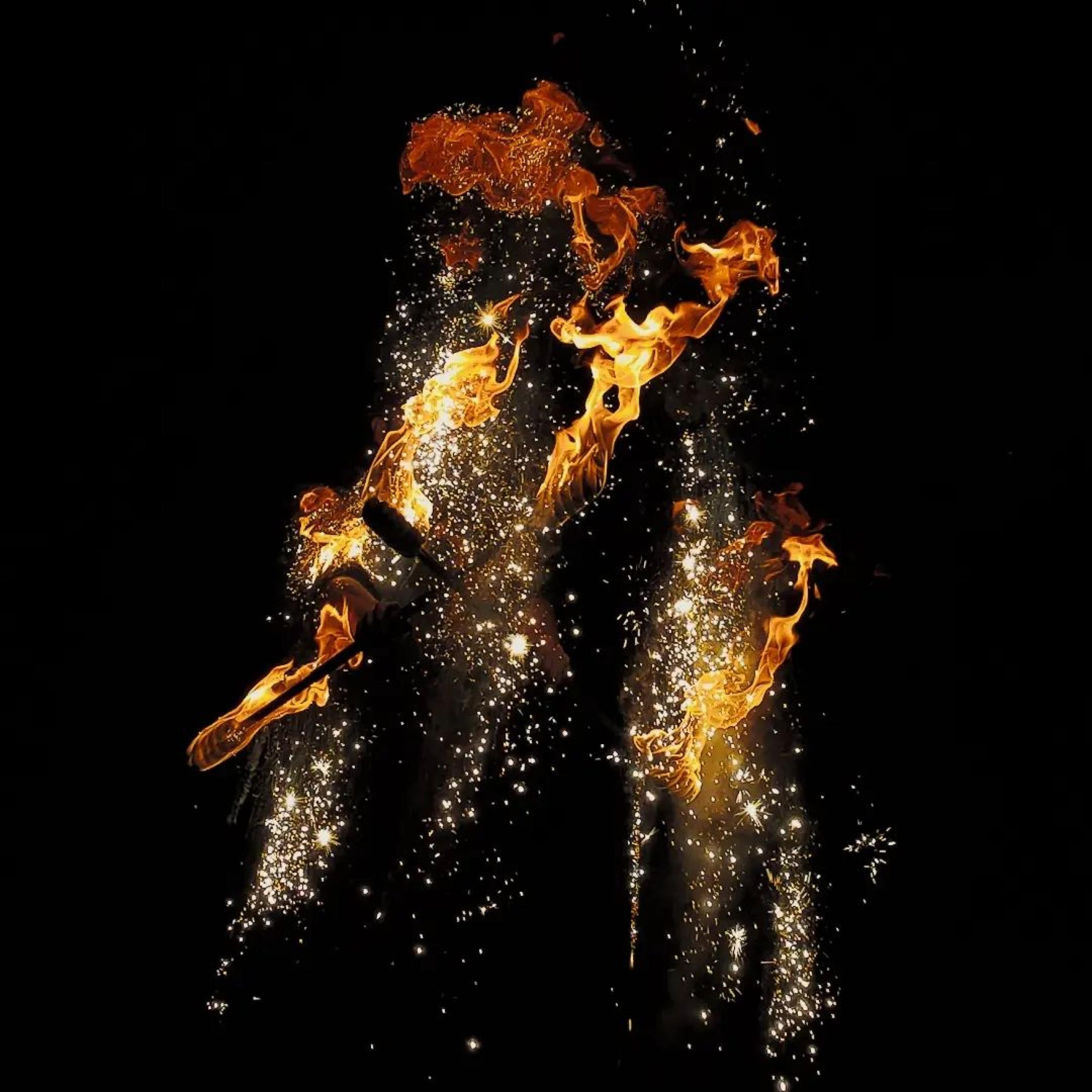 Quand le feu rencontre la lumière, spectacle feu et lumière en fixe ou ... Quand le feu rencontre la lumière, spectacle feu et lumière en fixe ou ...